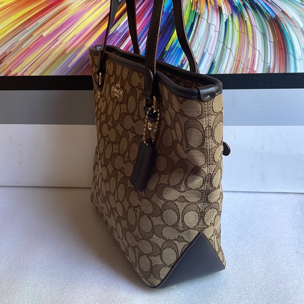 Coach Outline Signature Zip Tote Bag Size: Medium - Gem